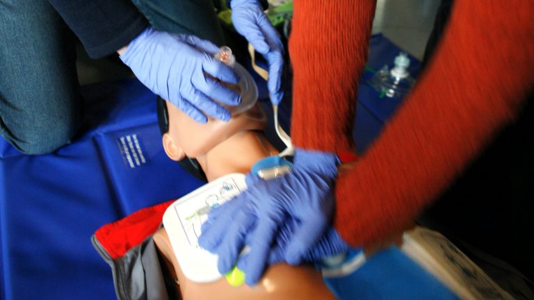 When should Rescuers Switch Positions During CPR? - Lifeguard University